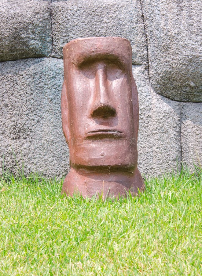 Cara De Un Moai Con Un Sombrero Rojo En La Isla De Pascua Imagen de ...