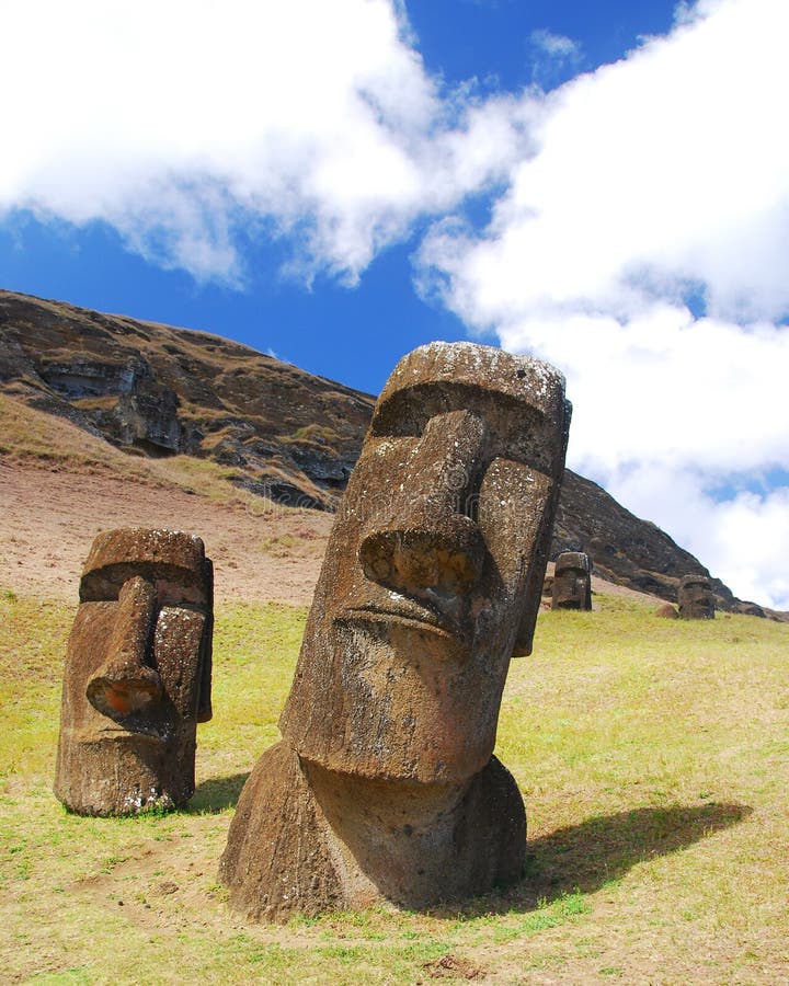 Moai de Rano Raraku photo stock. Image du amérique, statue - 12246640