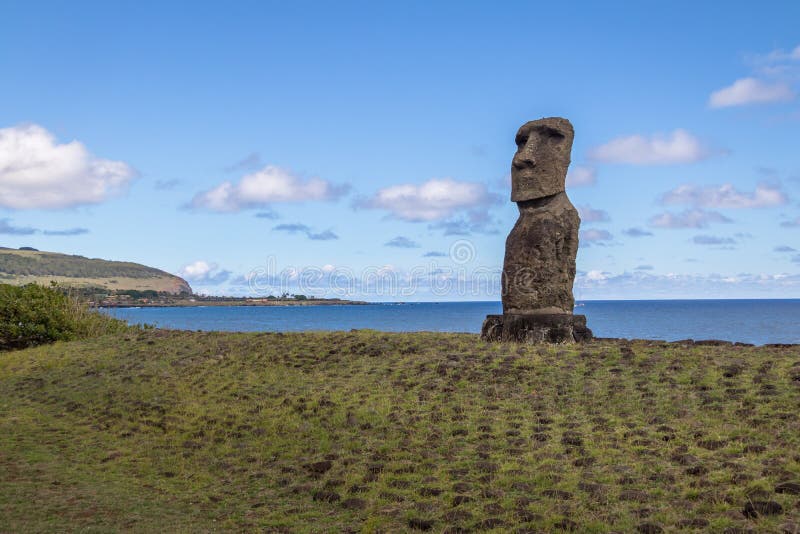 Moai-Statue Von Ahu Akapu - Osterinsel, Chile Stockbild - Bild von süd ...