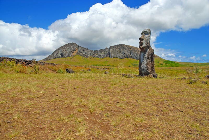 Moai-Stein-Statue Bei Rapa Nui - Osterinsel Stockfoto - Bild von ring ...