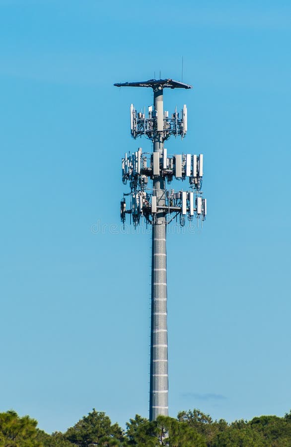 Mobiele telefoonmast stock afbeelding. Afbeelding bestaande uit masten ...