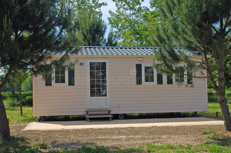 Mobil-casa in un campeggio fotografia stock. Immagine di corporativo ...