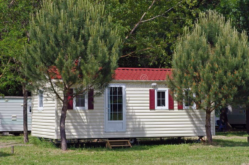 Mobil-casa in un campeggio immagine stock. Immagine di libertà - 30443797