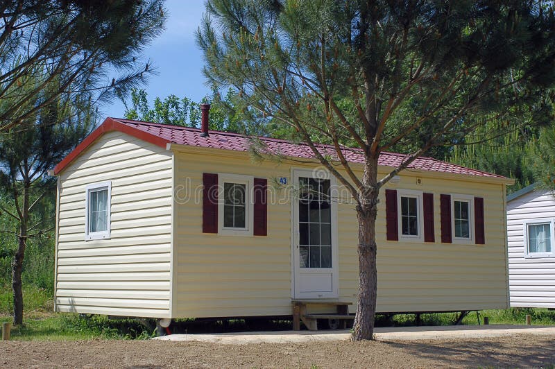 Mobil-Haus in Einem Campingplatz Stockfoto - Bild von freiheit, grün ...