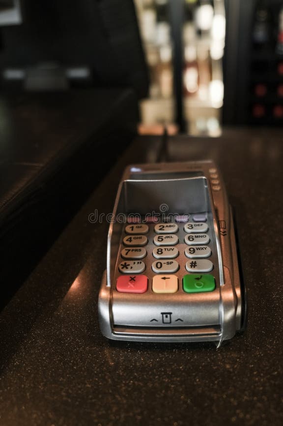 Mobile Credit Card Reader To Pay for Purchases and Accept Card Payments ...