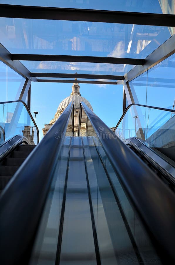 Escalators at London Bridge Station Editorial Image - Image of ...