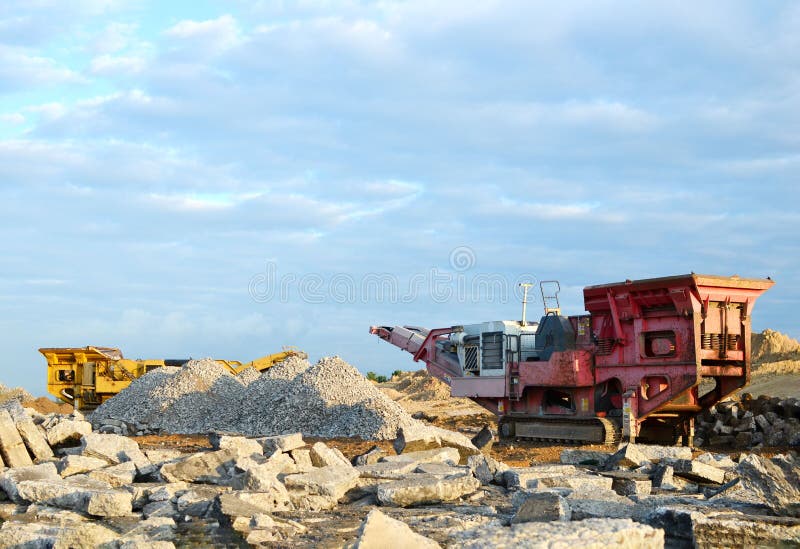 Mobile Stone Crusher Machine by the Construction Site or Mining Quarry ...