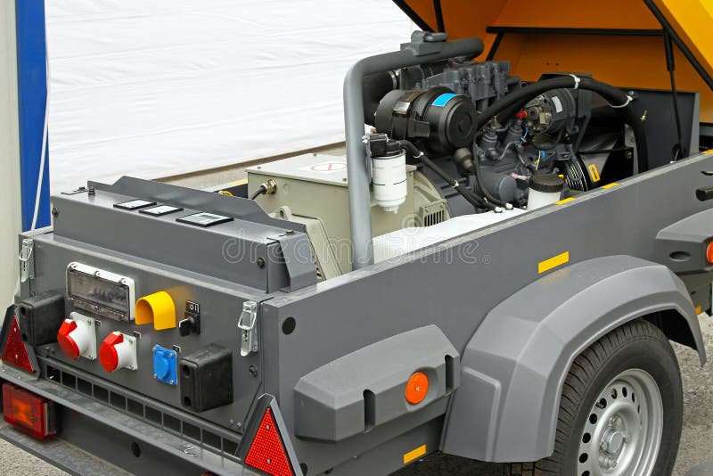 Mobiler Generator Auf Dem Baustelle-Hintergrund Mit Benzin-Kanister ...