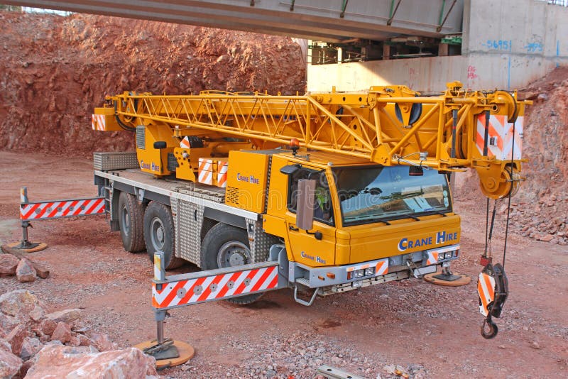 Großmacht-mobiler Kran Auf Einer Straße Und Einem Turmkran in Der ...