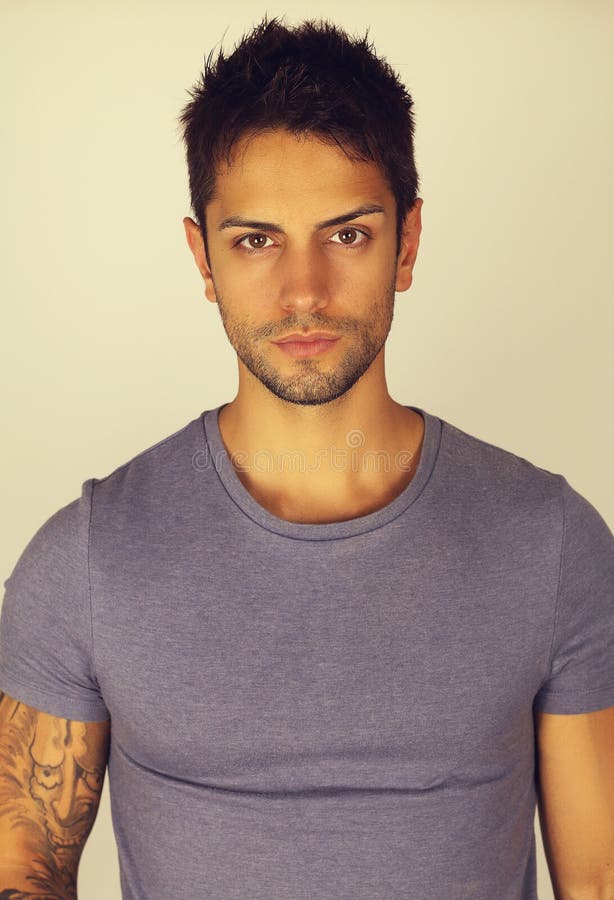 Homme brun bel image stock. Image du brun, ajustement - 54360593