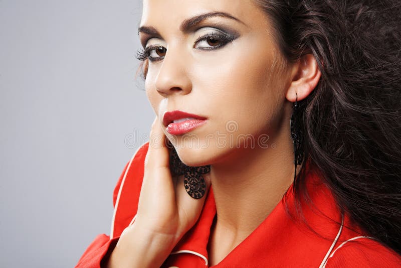 Modèle De Mode Dans La Couche Rouge. Image stock - Image du cheveu ...