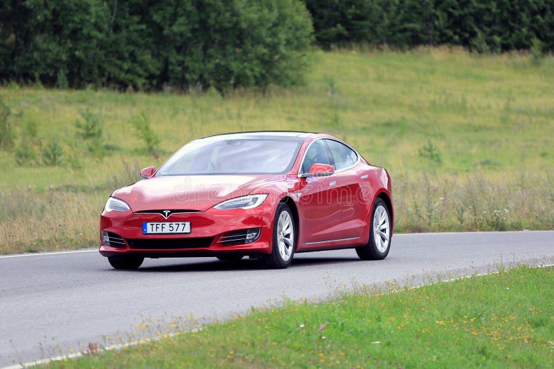 Modèle Rouge S New Look De Tesla Photo stock éditorial - Image du ...