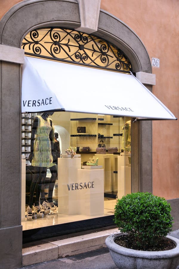 MILÁN, ITALIA - 7 DE SEPTIEMBRE DE 2017: Letrero De Versace En El ...