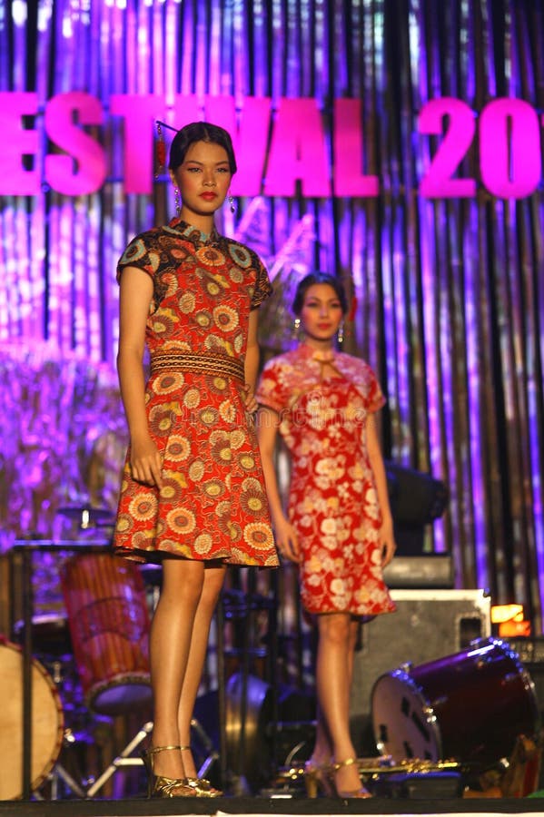 Moda del batik foto editorial. Imagen de modelo, manera - 37021261