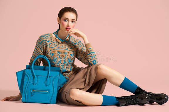 Moda Modela Poza Na Lekkim Tle Obraz Stock - Obraz złożonej z ...