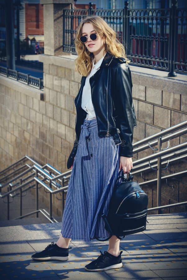 Moda moderna urbana foto de archivo. Imagen de pelo - 119664770