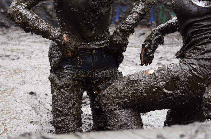 Mooi Rijp Brunette Verbolgen Door in Modder Worden Geplakt Stock ...