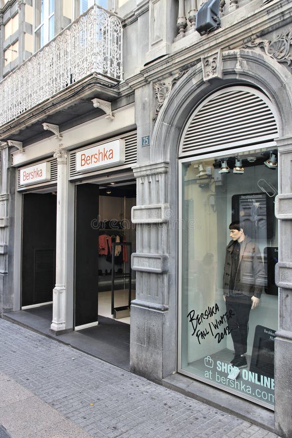 Mode de Bershka photo stock éditorial. Image du femme - 36438808