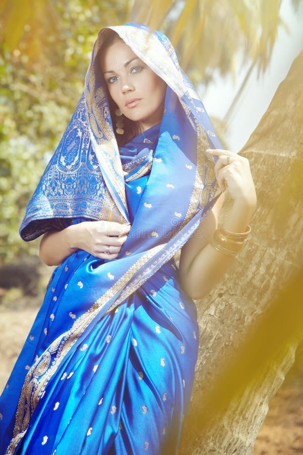 Madame dans le sari photo stock. Image du inde, fille - 27078684