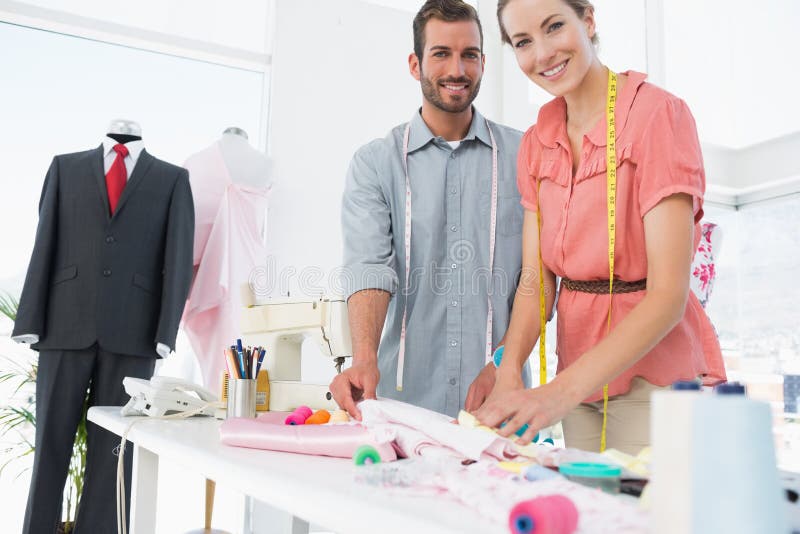 Modedesigner Bei Der Arbeit Im Hellen Studio Stockbild - Bild von ...