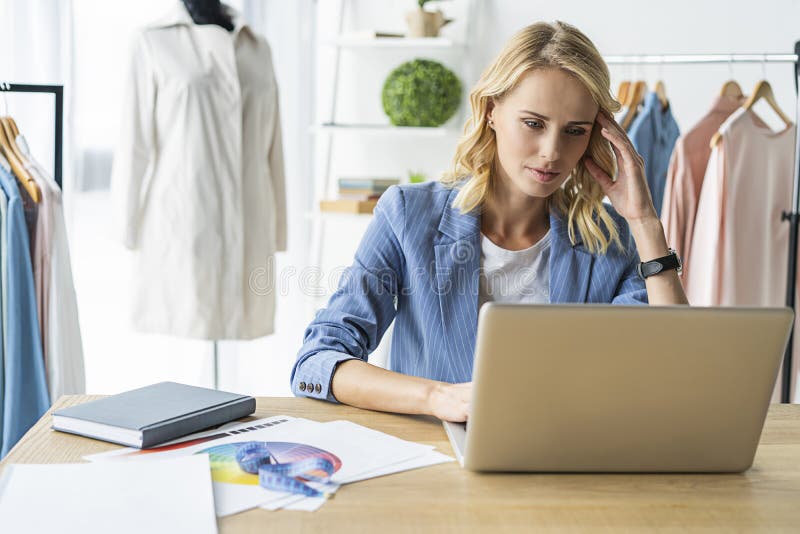 Modedesigner, Der Kleidung in Ihrem Modedesignstudio Entwirft Stockfoto ...