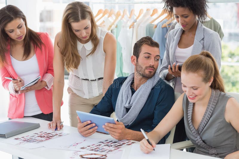 Modedesigner, Die Designe Besprechen Stockfoto - Bild von studio ...