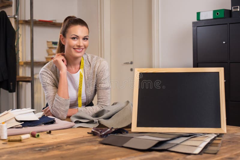 Modedesigner im Studio stockfoto. Bild von auslegung - 65374200