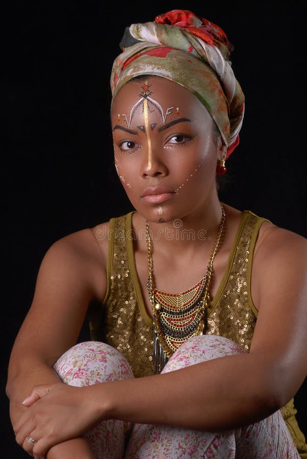 Model in Afrikaanse Stijl Met Expressieve Samenstelling En in Heldere ...