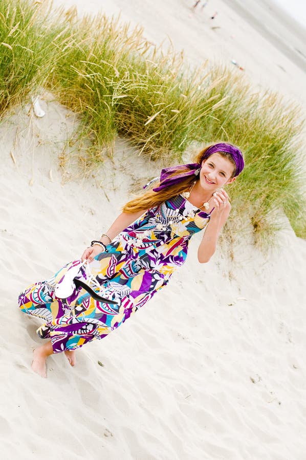 Model Meisje Dat in Het Strand Van Zandduinen Loopt Stock Afbeelding ...