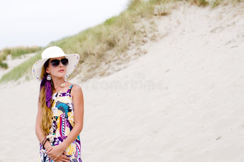 Model meisje op het strand stock afbeelding. Image of hoed - 16887085