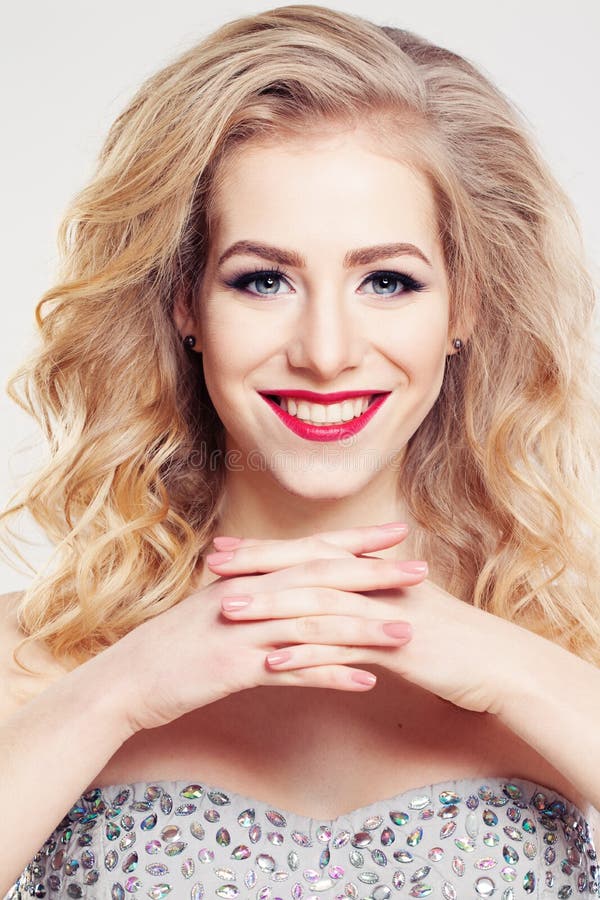 Model Met Duidelijke Huid En Blond Haar Stock Foto - Image of leuk ...