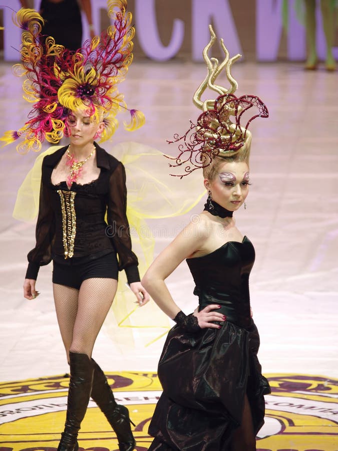 Model op podium redactionele stock afbeelding. Image of lichaam - 13522009