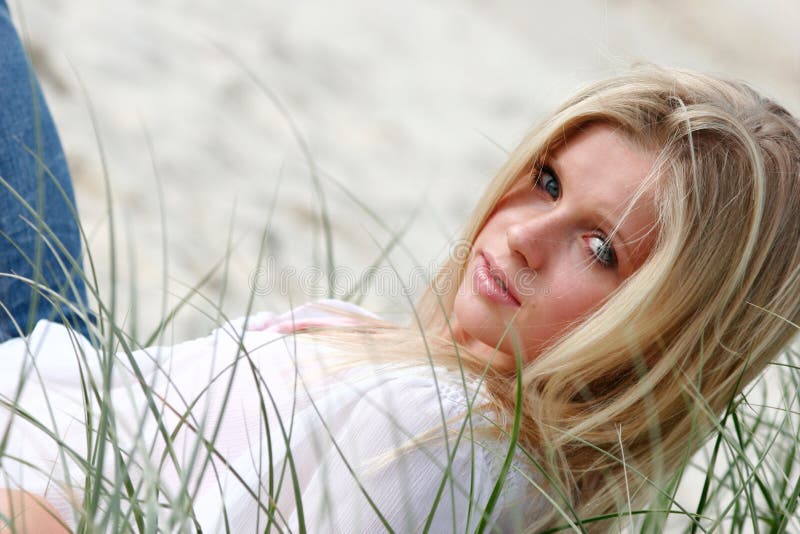 Model op strand stock foto. Image of gras, portret, tiener - 164592