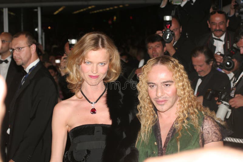 Modele Eva Herzigova E Desenhador John Galliano Imagem Editorial - Imagem de cerimônia ...