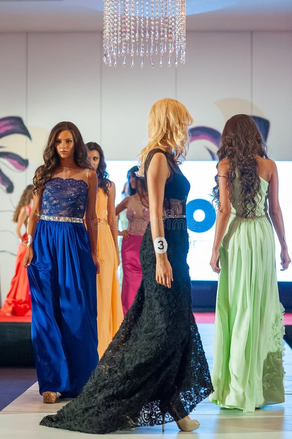 I Modelli Di Moda Presentano Sulla Pista Per Mostrare Nuovo Fotografia ...