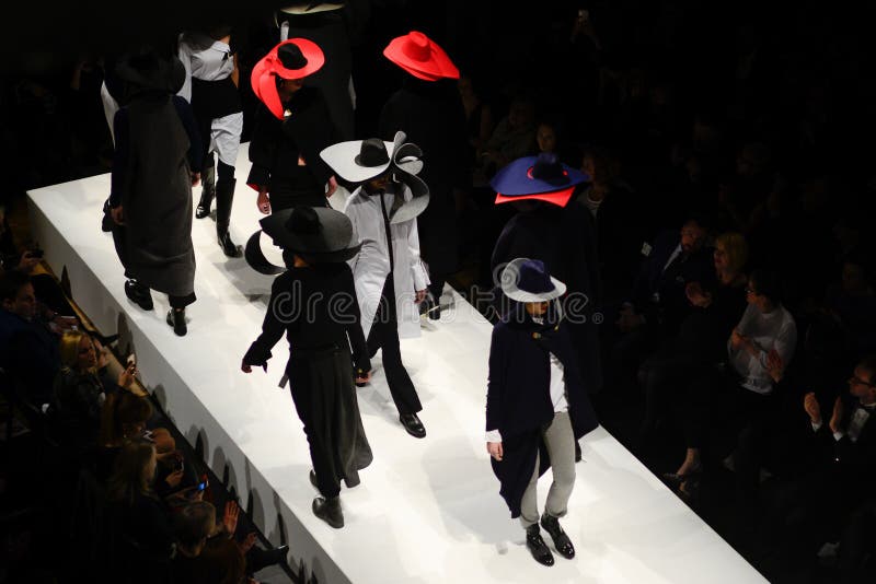Modelli Sulla Passerella Durante La Sfilata Di Moda Fotografia ...