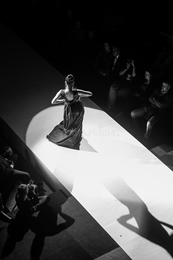 Modelli Sulla Passerella Durante La Sfilata Di Moda Fotografia Stock ...