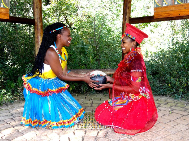 Abbigliamenti Di Modello Tradizionali Di Setsonga Del SA Immagine Stock ...