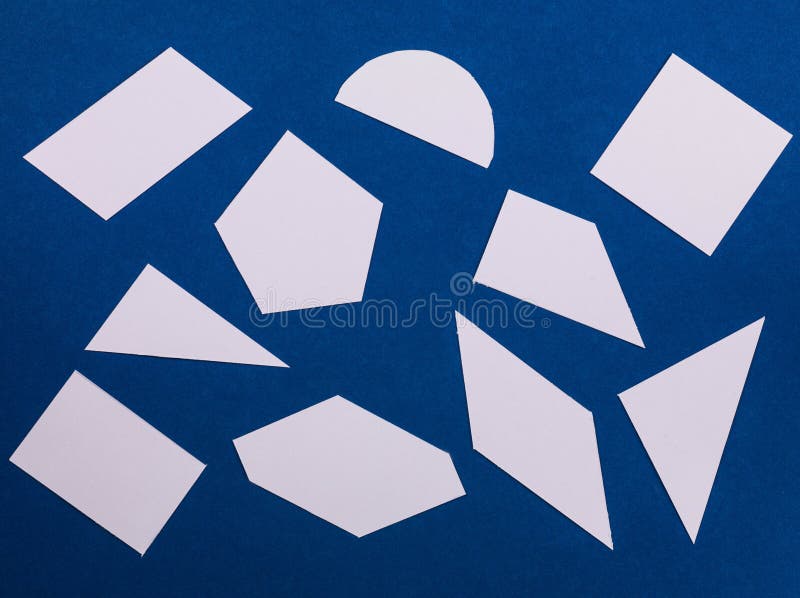 Modello Delle Forme Geometriche Su Un Fondo Blu Immagine Stock ...