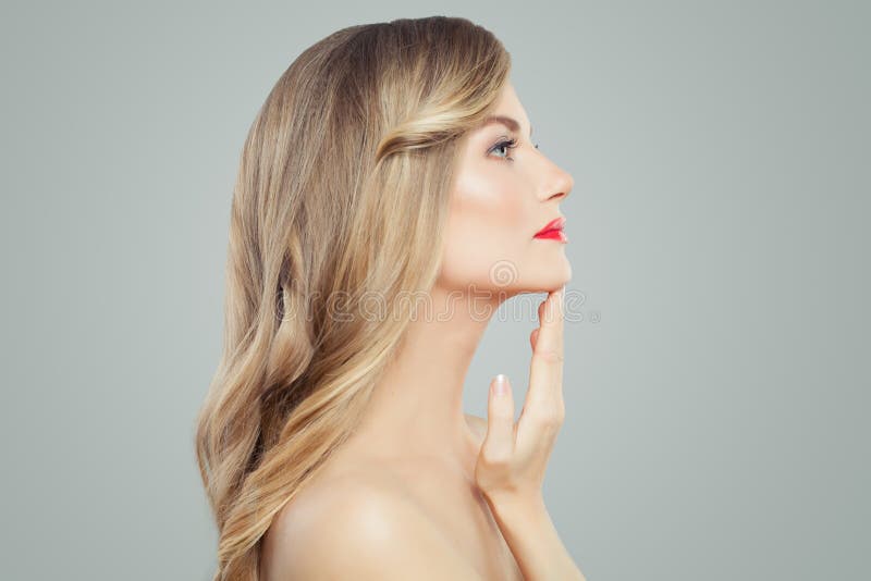 Modello Di Moda Biondo Alla Moda Della Donna Con Capelli Ricci Sani ... Modello Di Moda Biondo Alla Moda Della Donna Con Capelli Ricci Sani ...
