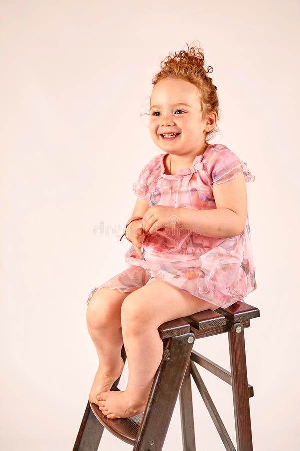 Modello Di Moda Della Bambina in Rose Dress Fotografia Stock - Immagine ...