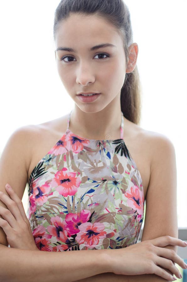 Modello Di Moda Della Giovane Donna Vestito in Blue Jeans Fotografia ...