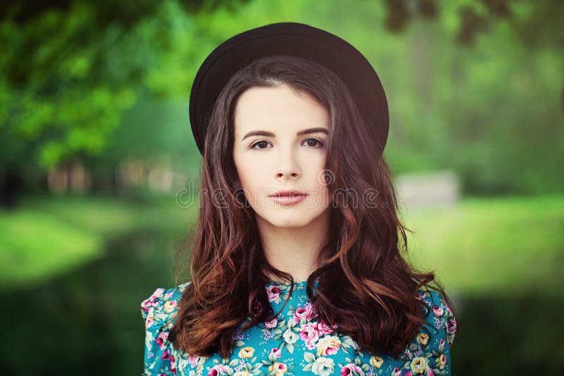 Modello Di Moda Girl Outdoors Fotografia Stock - Immagine di capelli ...