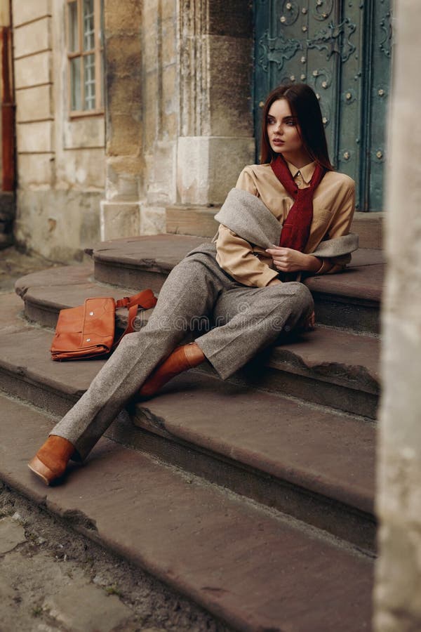 Modello Di Modo in Via Bella Donna in Vestiti Alla Moda Immagine Stock ...