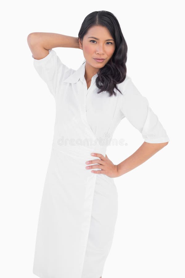 Modello Moro Elegante Con La Posa Bianca Del Vestito Immagine Stock ...