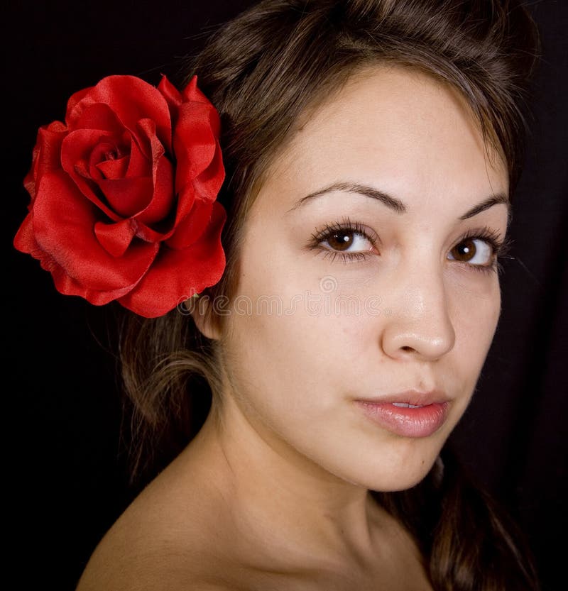 Modelo Bonito Con La Flor Roja En Su Pelo Foto de archivo - Imagen de ...