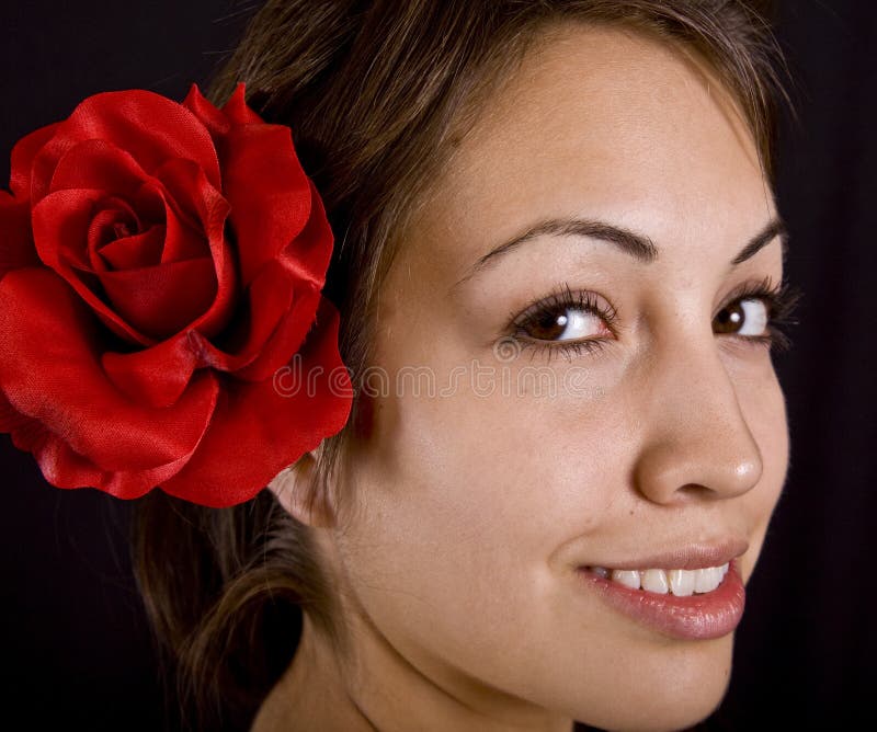 Modelo Bonito Con La Flor Roja En Su Pelo Foto de archivo - Imagen de ...