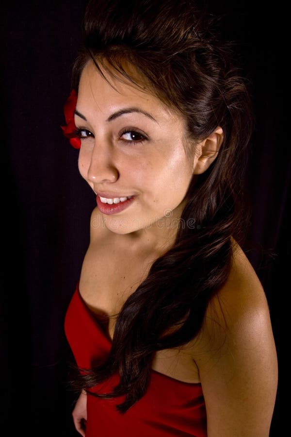 Modelo Bonito Con La Flor Roja En Su Pelo Imagen de archivo - Imagen de ...