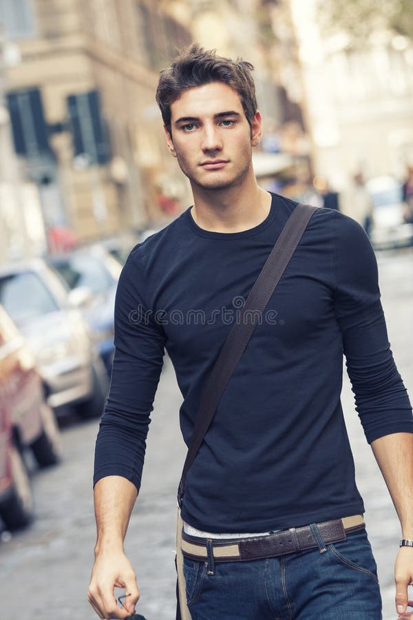 Modelo Bonito Do Homem Exterior Com Equipamento Ocasional Imagem de ...