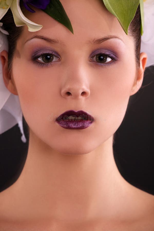 Modelo Con Las Flores En Su Pelo Imagen de archivo - Imagen de mano ...